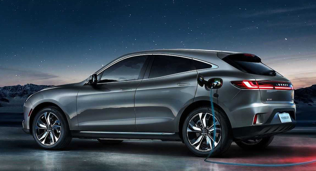 Huawei Just Unveiled An PHEV Crossover... But What The Why? What?